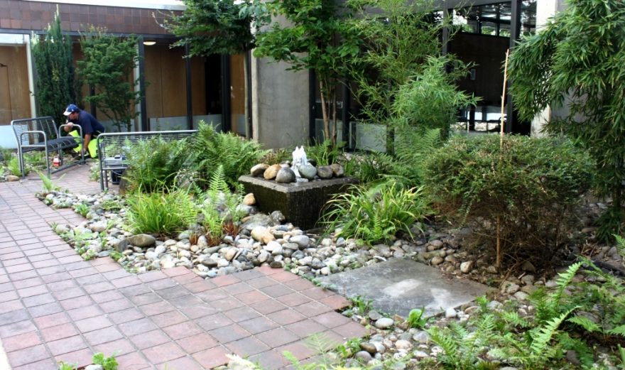 Lichthof im Rathaus mit zwei neuen Bänken - Erlensee Aktuell