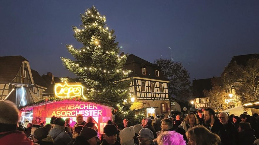 Rodenbacher Weihnachtsmarkt im historischen Ortskern von Niederrodenbach am 2. Adventwochenende ...